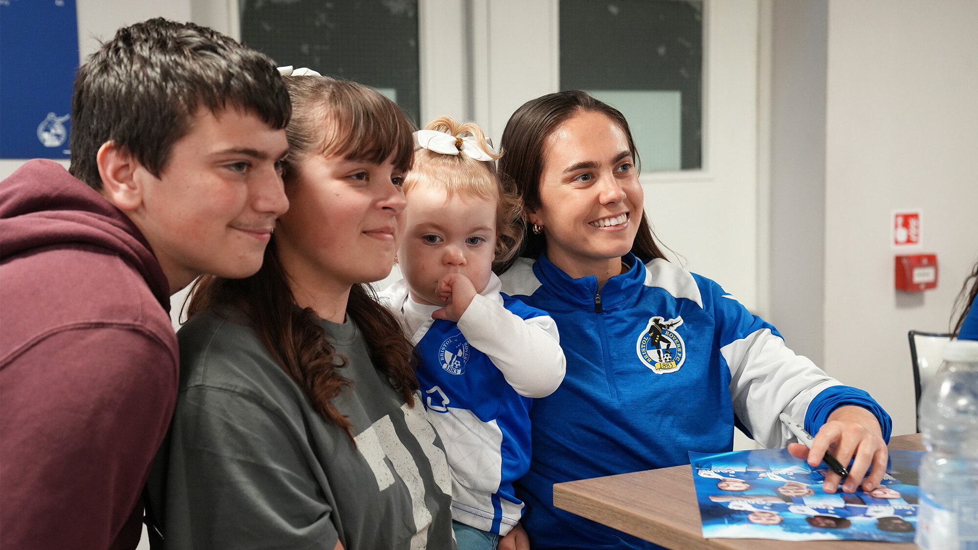 Men's & Women's players delight fans at late-night shopping event ...